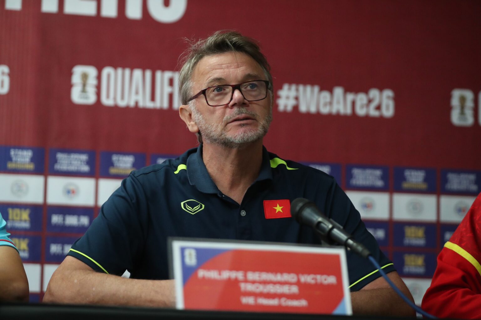 Nhìn HLV Troussier nâng đỡ V.Toàn, C.Phượng còn chờ gì chưa về?